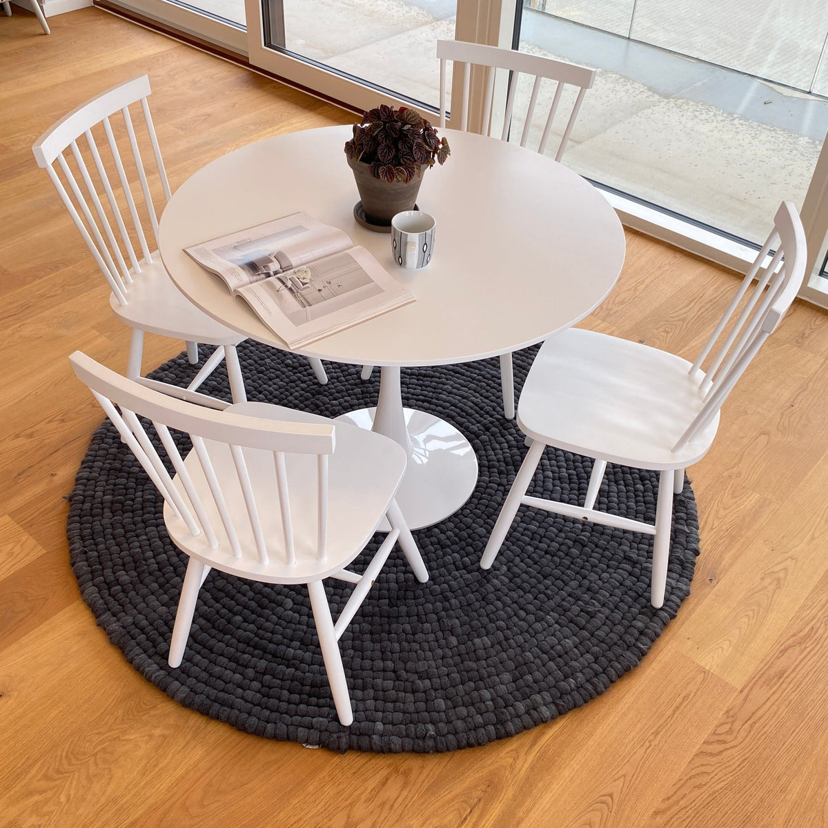 Zander - Runt vitt matbord med trumpetfot - Ø90 cm– Nimara.se