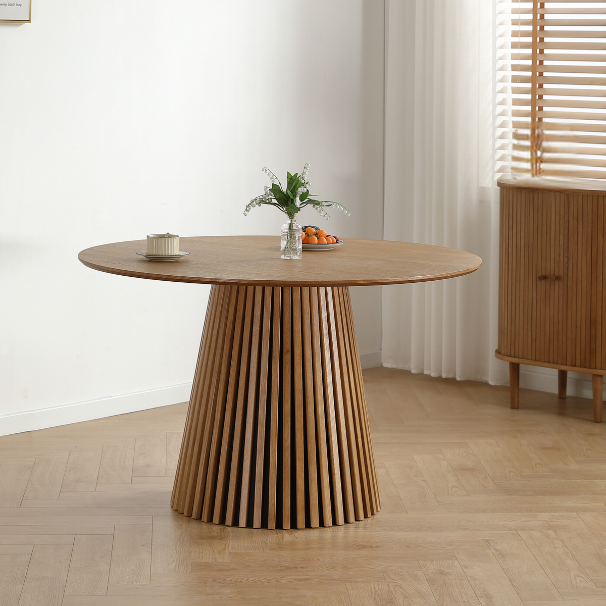 Lewis - Runt matbord i ekfanér Ø120 cm– Nimara.se