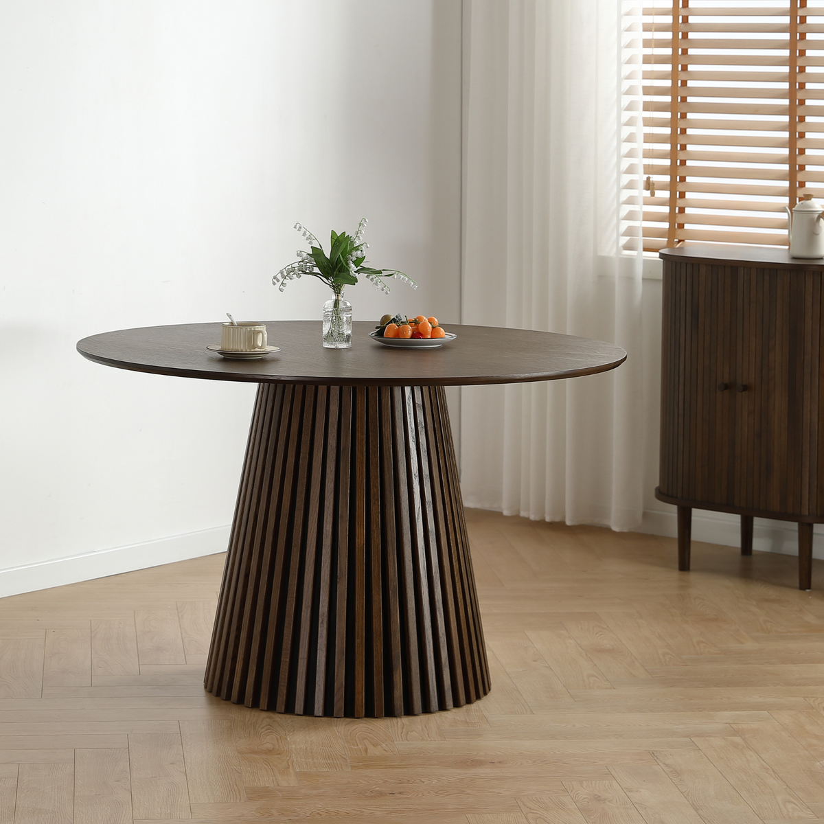Lewis - Runt matbord med ribbor i rökt ekfanér Ø120 cm– Nimara.se